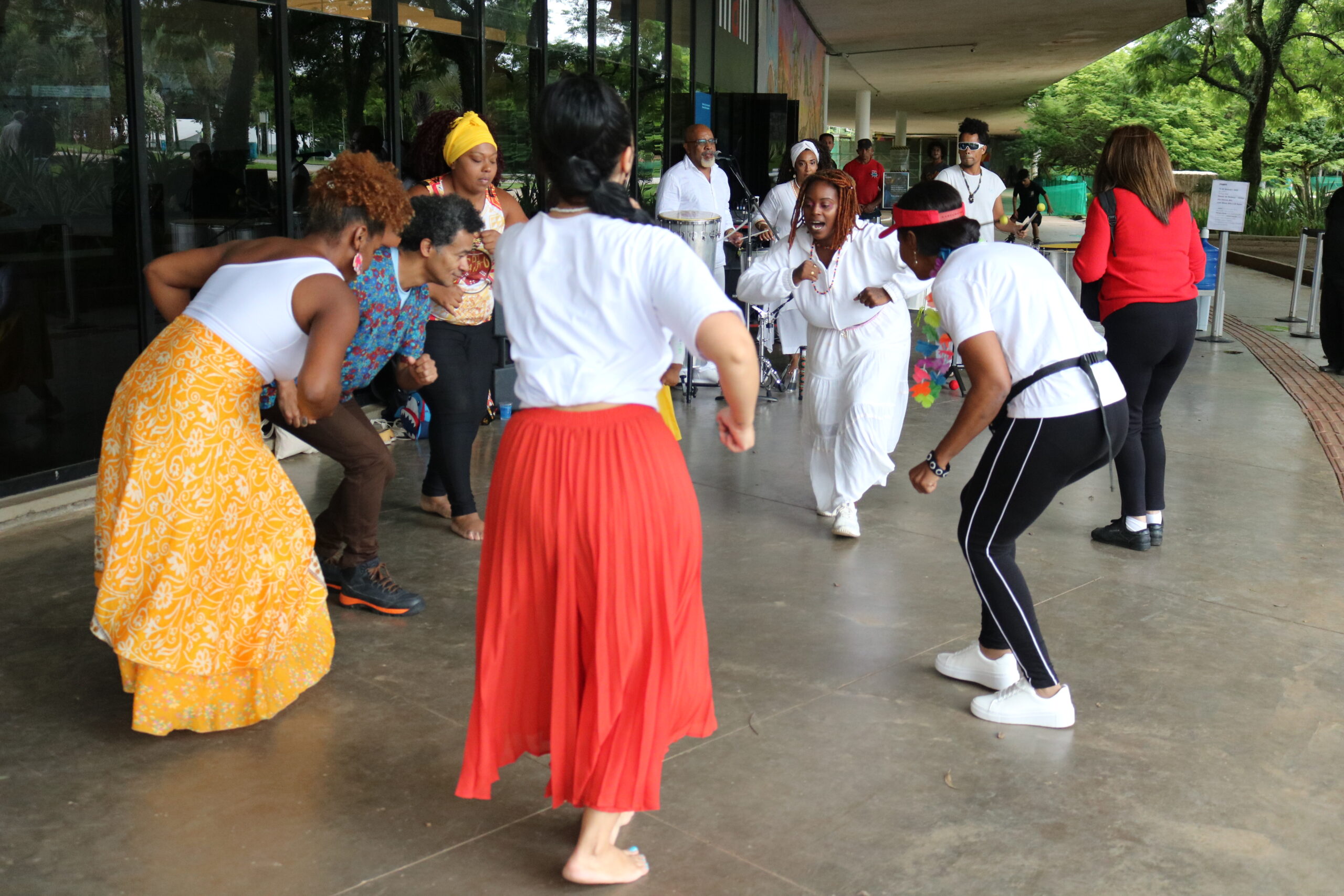 Vivência de percussão e dança afro, com Bloco Afro é Di Santo - MAM